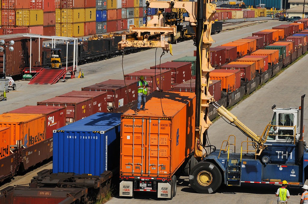 Transporte de contenedores multimodal y transporte intermodal